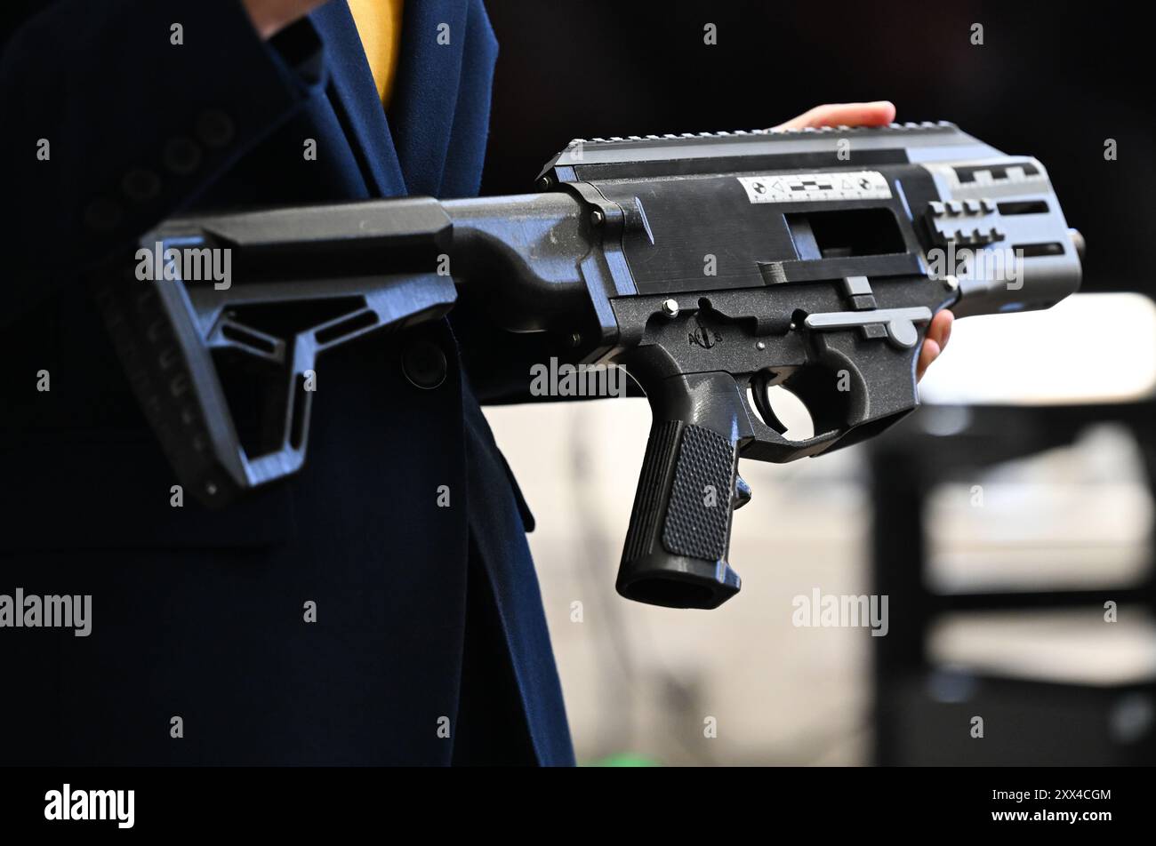 22 August 2024, Hesse, Wiesbaden: A scientist from the Federal Criminal ...