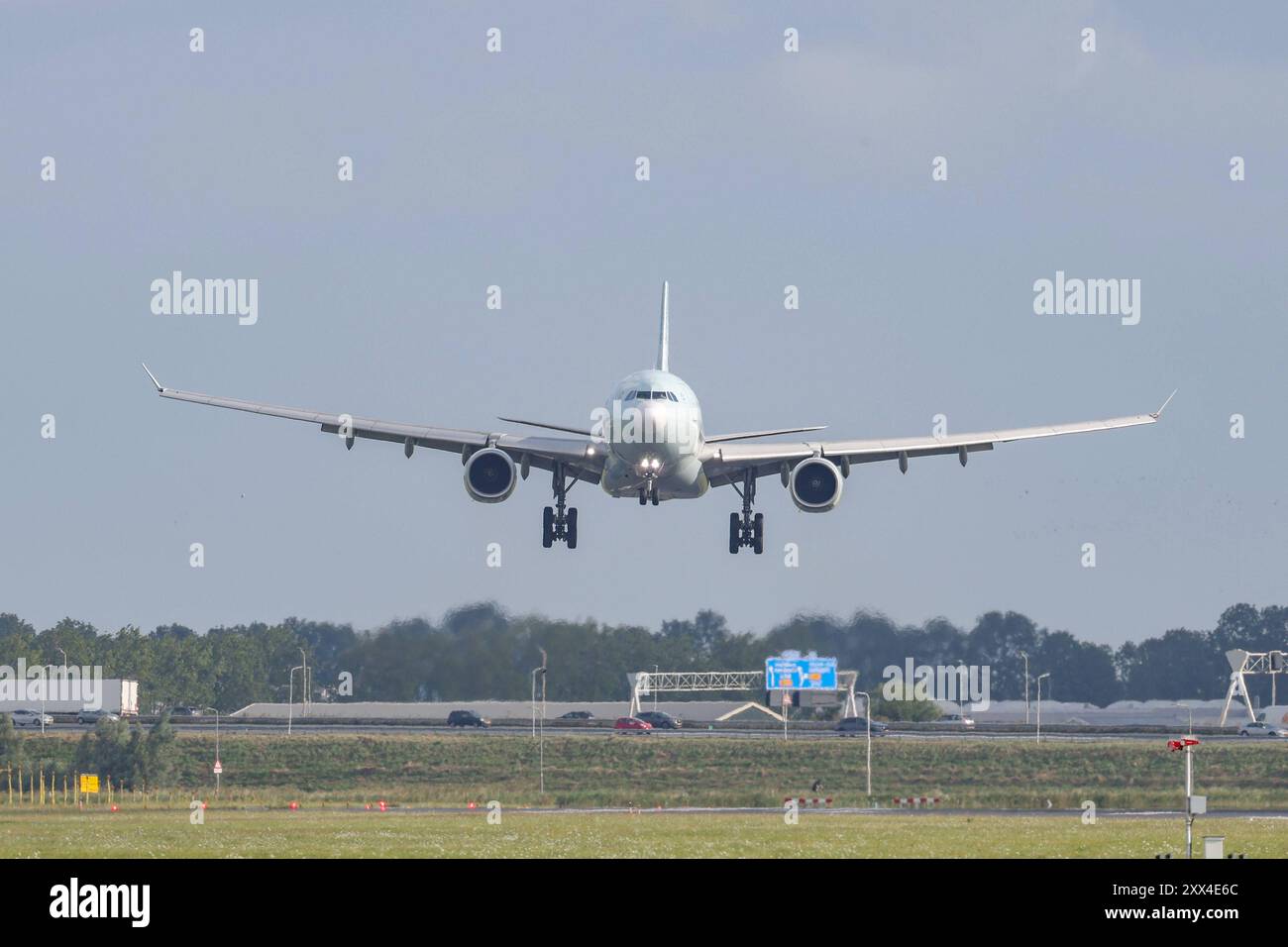 Ein Flugzeug der Fluggesellschaft Air Canada, Airbus A330-343, Kennung C-GHKX im Landeanflug auf ...