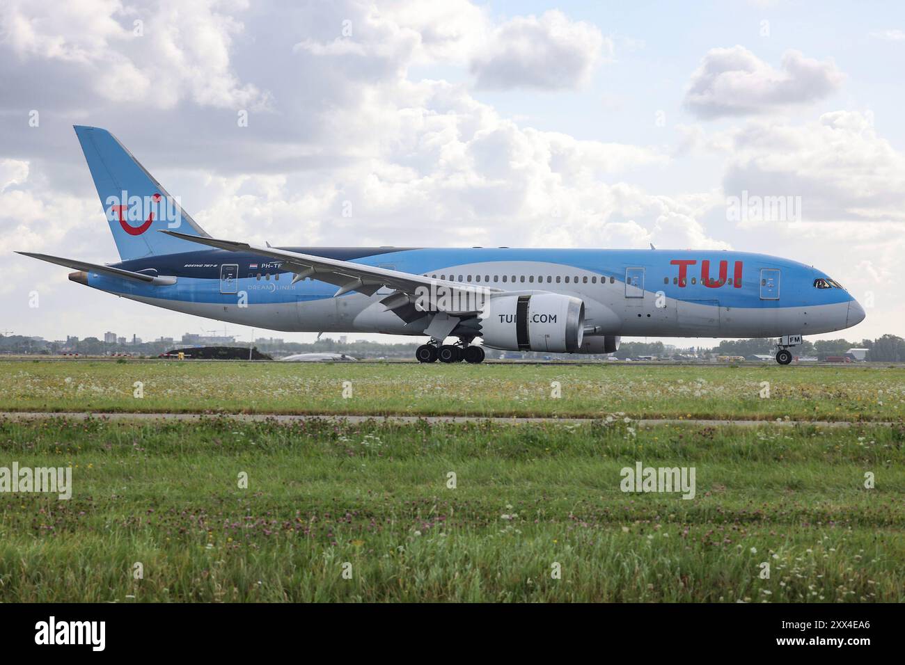 Ein Flugzeug der Fluggesellschaft TUI TUI Airlines Nederland, Boeing ...
