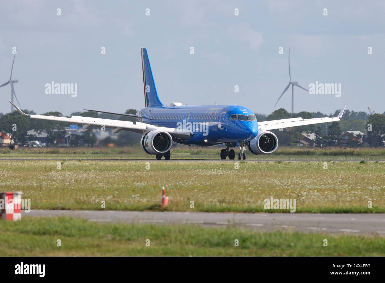 Ein Flugzeug der Fluggesellschaft ITA Airways, Airbus A220-300, Kennung ...