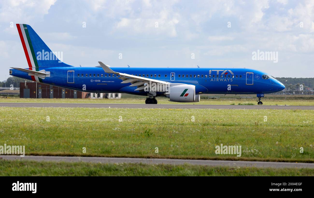 Ein Flugzeug der Fluggesellschaft ITA Airways, Airbus A220-300, Kennung ...