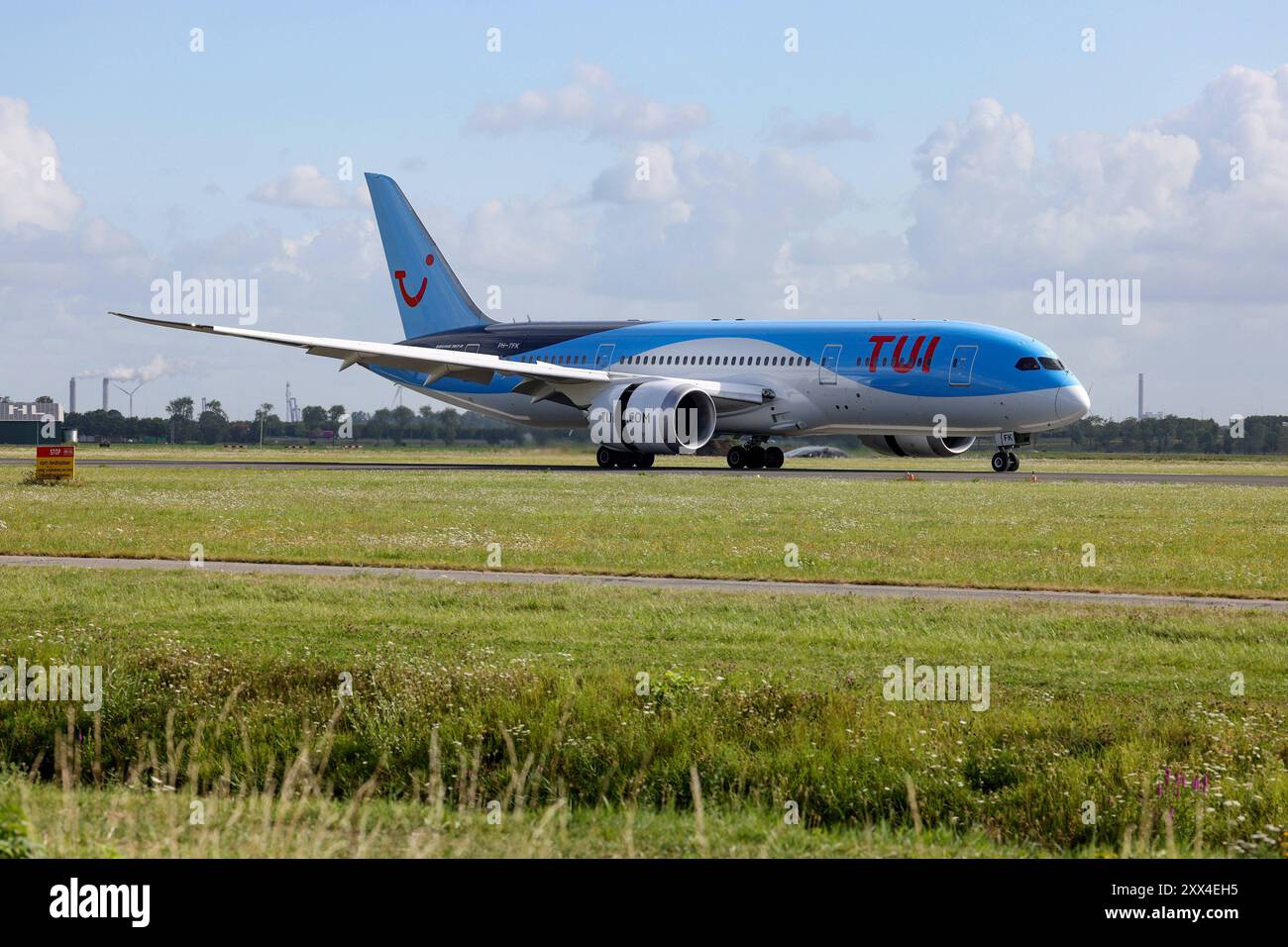 Ein Flugzeug der Fluggesellschaft TUI TUI Airlines Nederland, Boeing ...