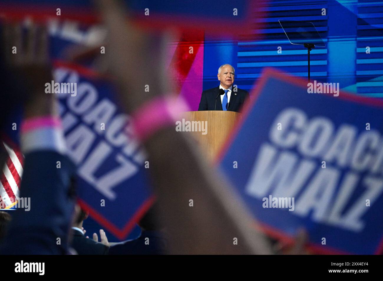 (240822) -- CHICAGO, Aug. 22, 2024 (Xinhua) -- U.S. Minnesota Governor ...