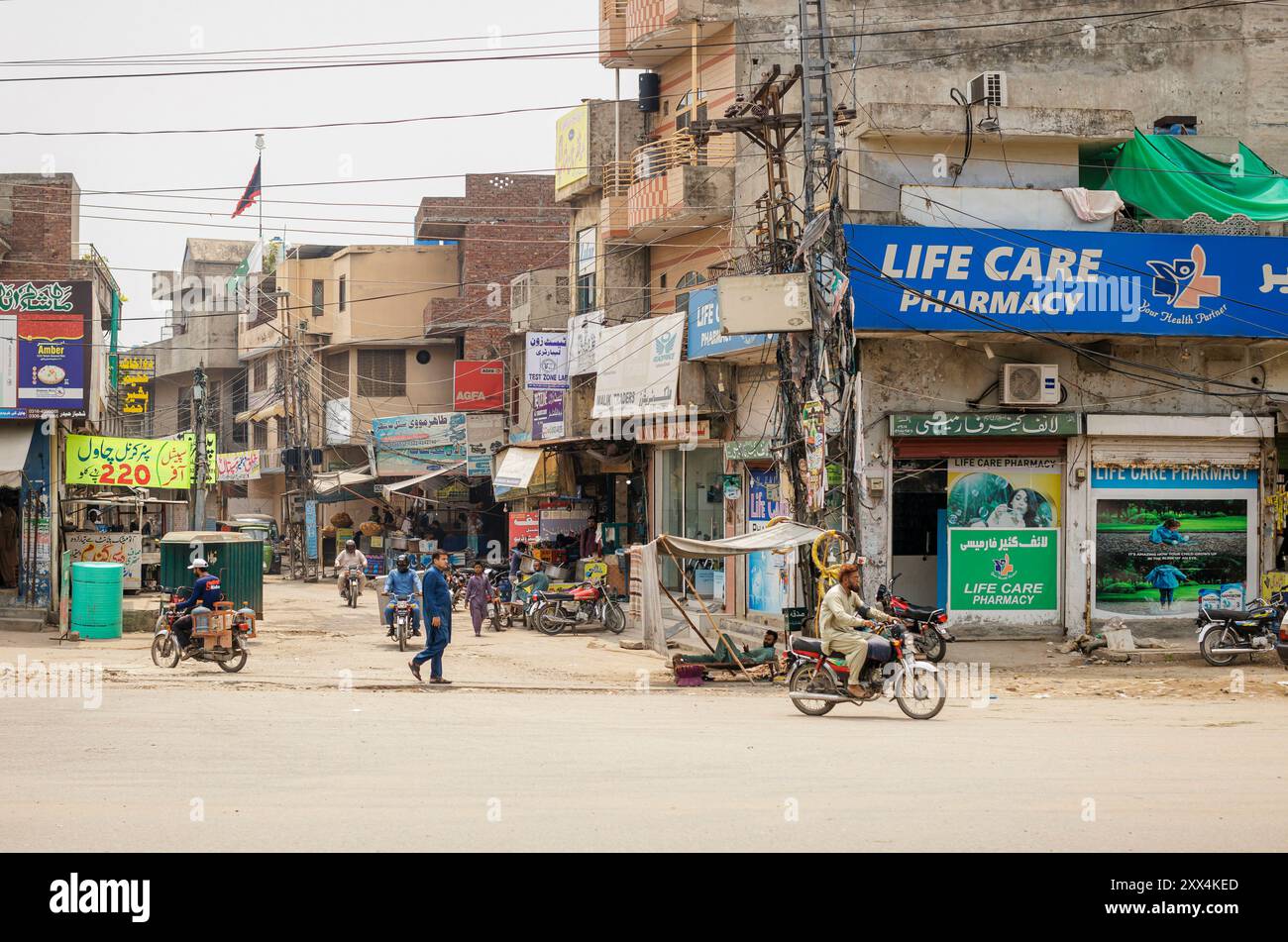 Lahore, Pakistan. 22nd Aug, 2024. Street scene in Lahore, August 22 ...
