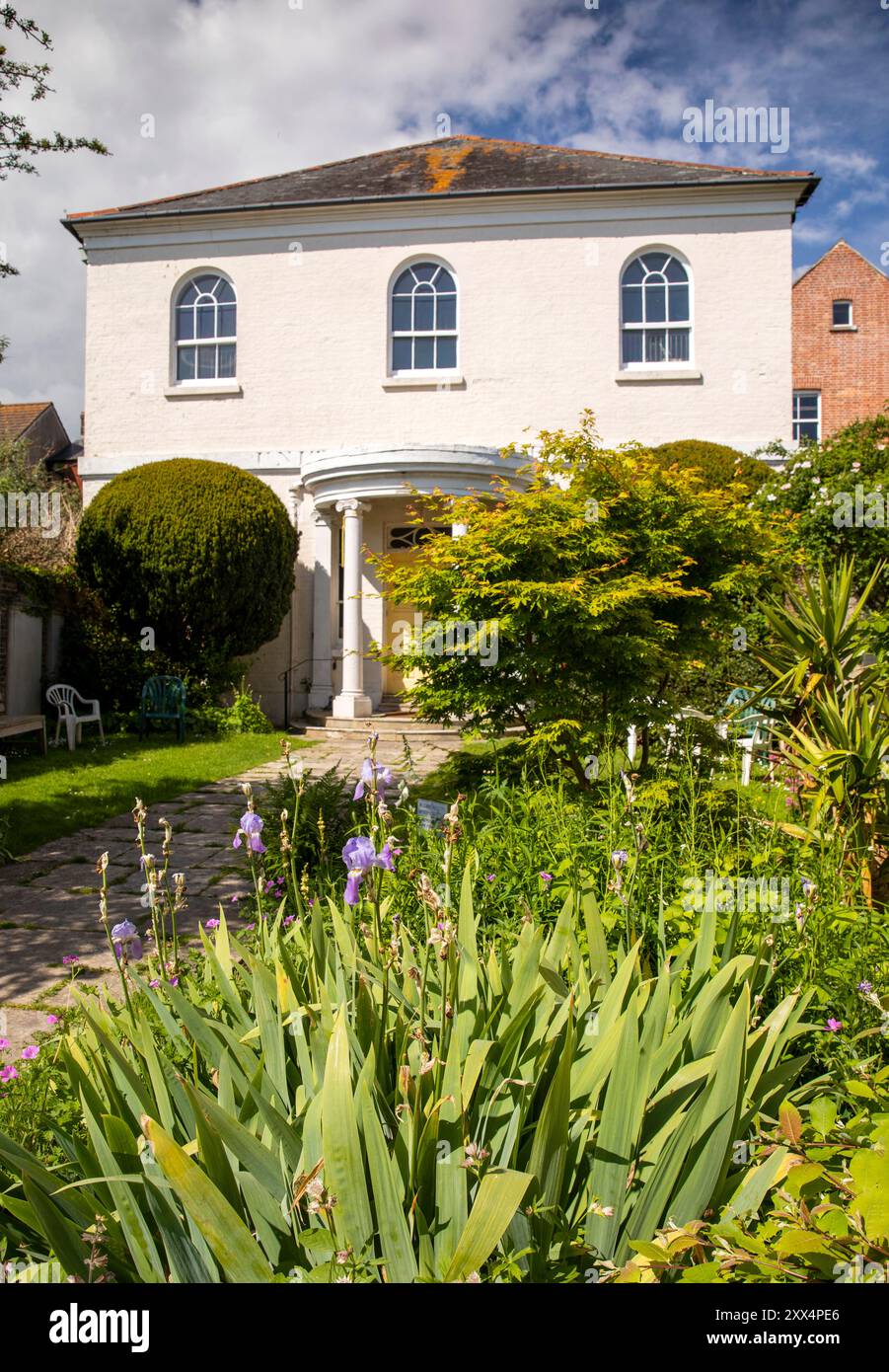 English chapel garden hi-res stock photography and images - Alamy
