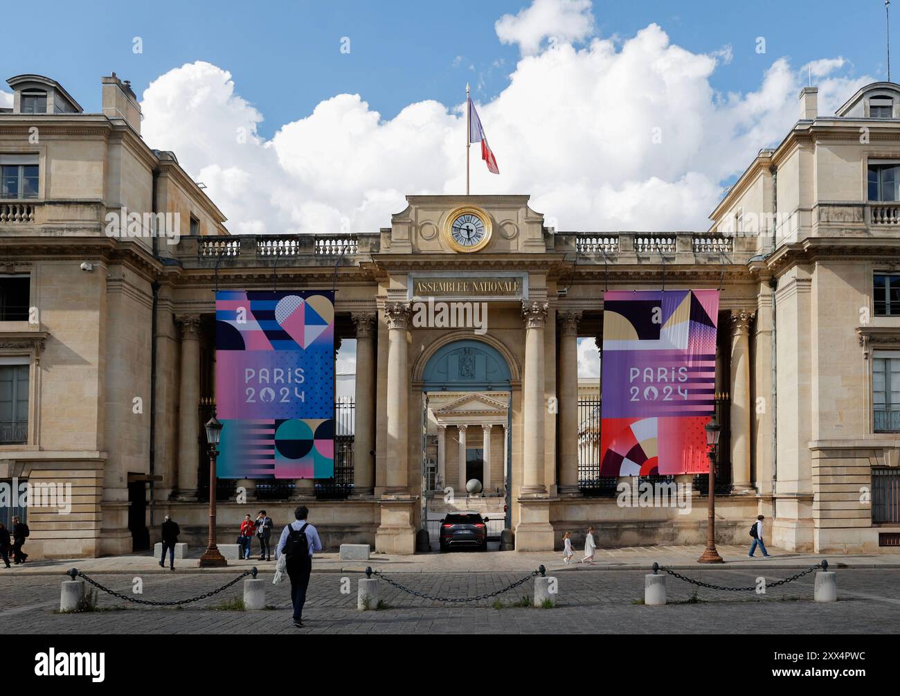 Signage paris 2024 hi-res stock photography and images - Alamy