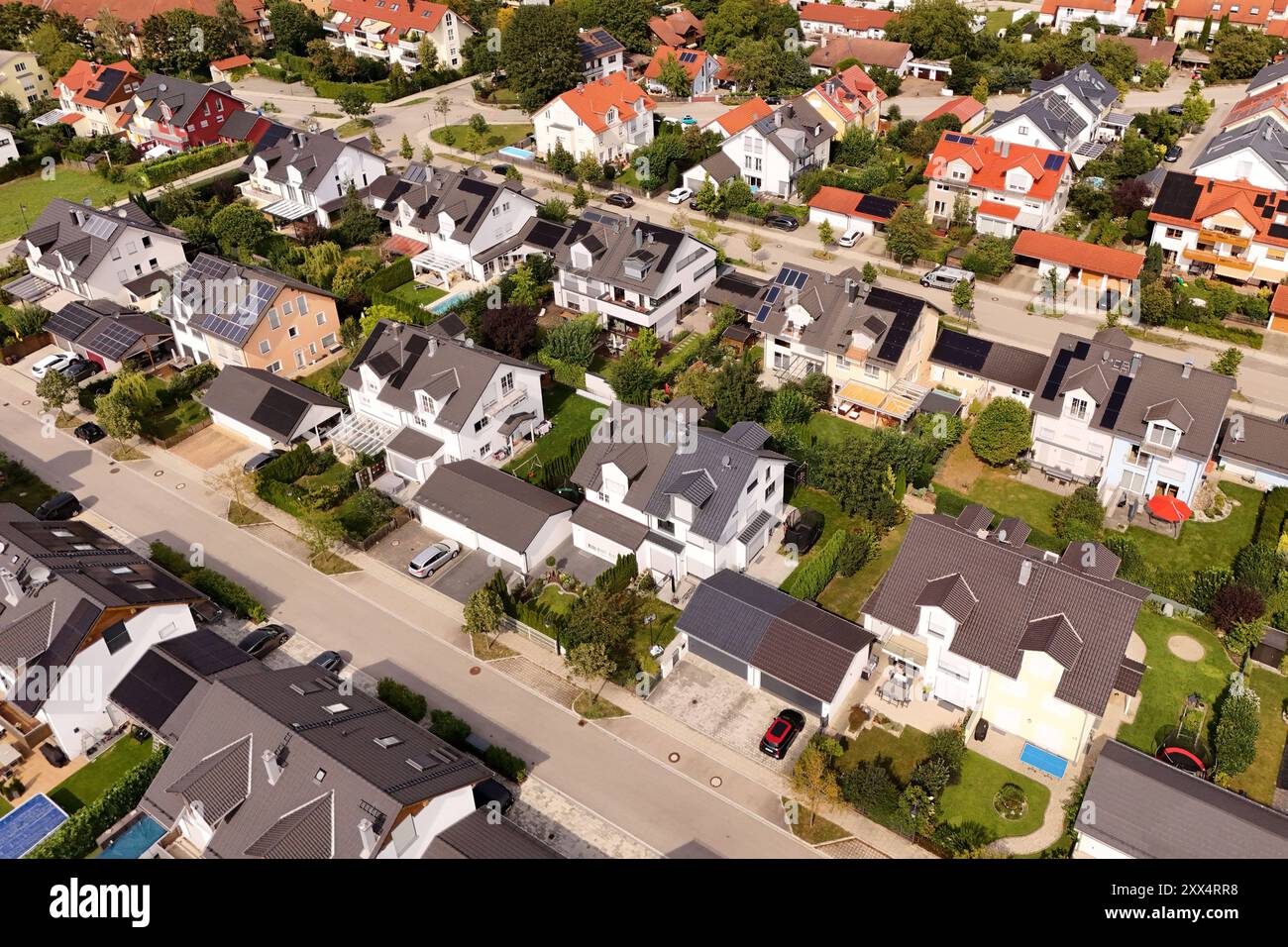 Neue moderne Haeuser im Osten von Muenchen in der Gemeinde Aschheim bei ...