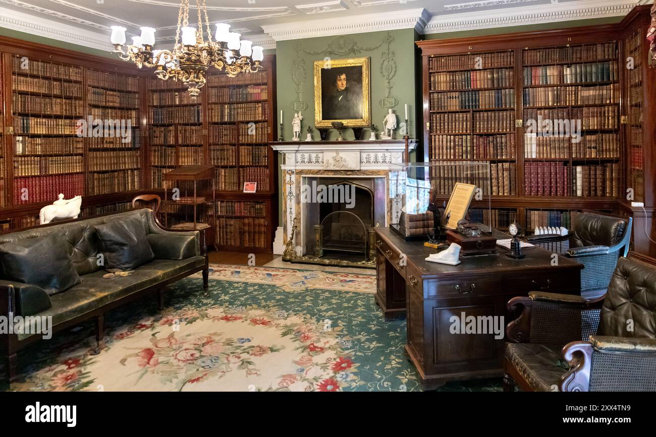 Country house library hi-res stock photography and images - Alamy