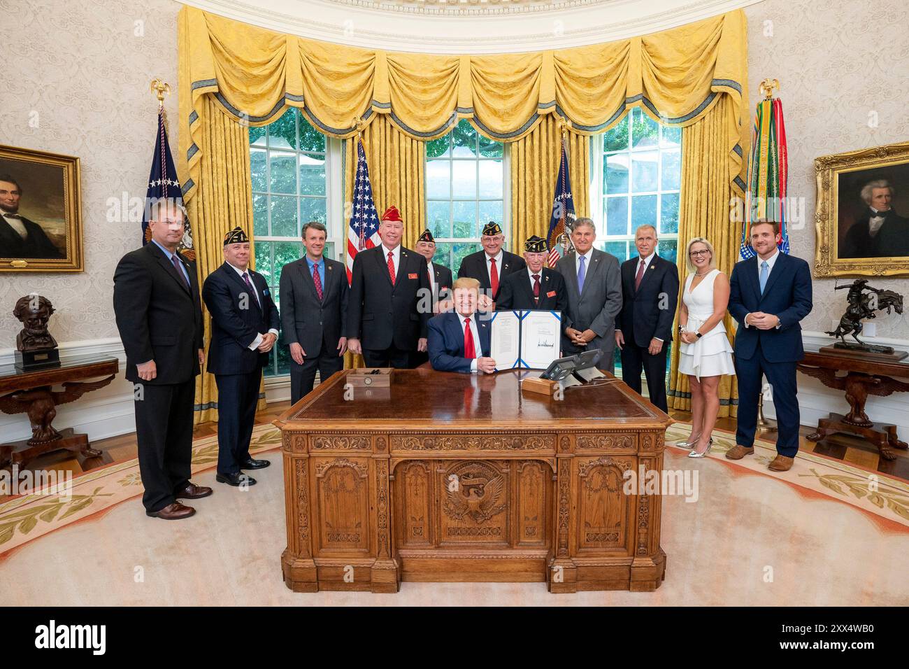 Donald trump signature hi-res stock photography and images - Alamy