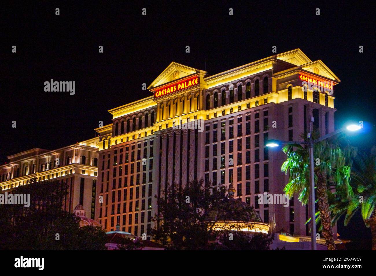 The famous Caesars Palace building, a Las Vegas landmark, at gambling ...