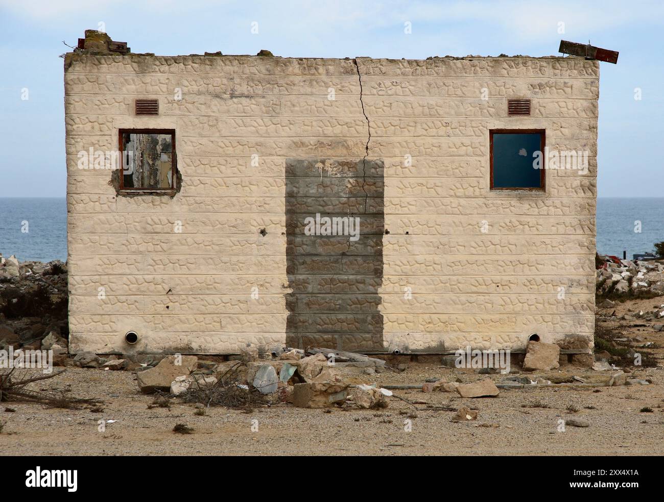 Roofless empty structure hi-res stock photography and images - Alamy