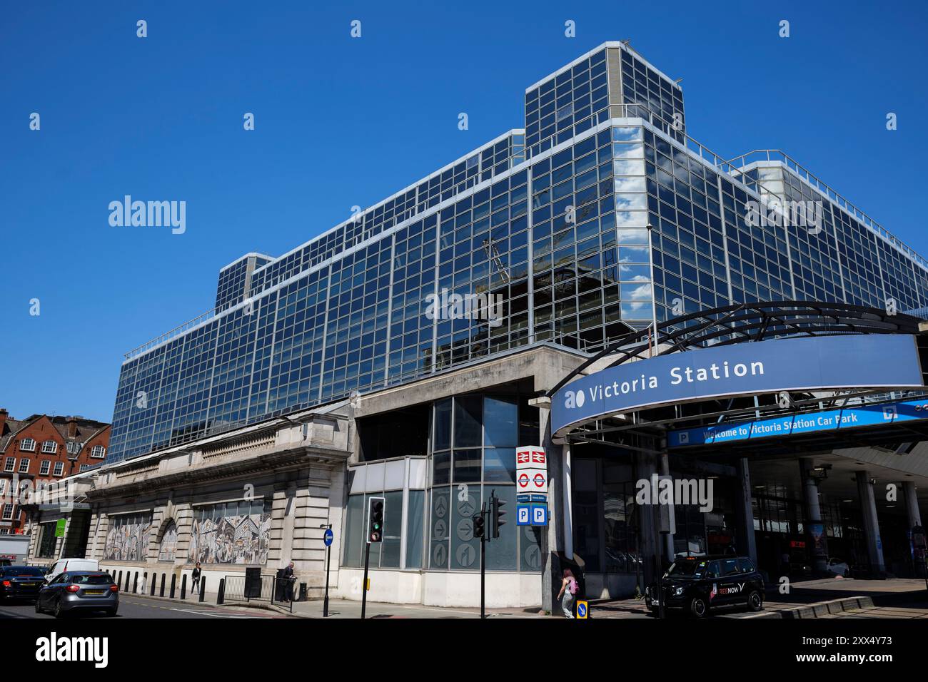 Victoria station architecture hi-res stock photography and images - Alamy