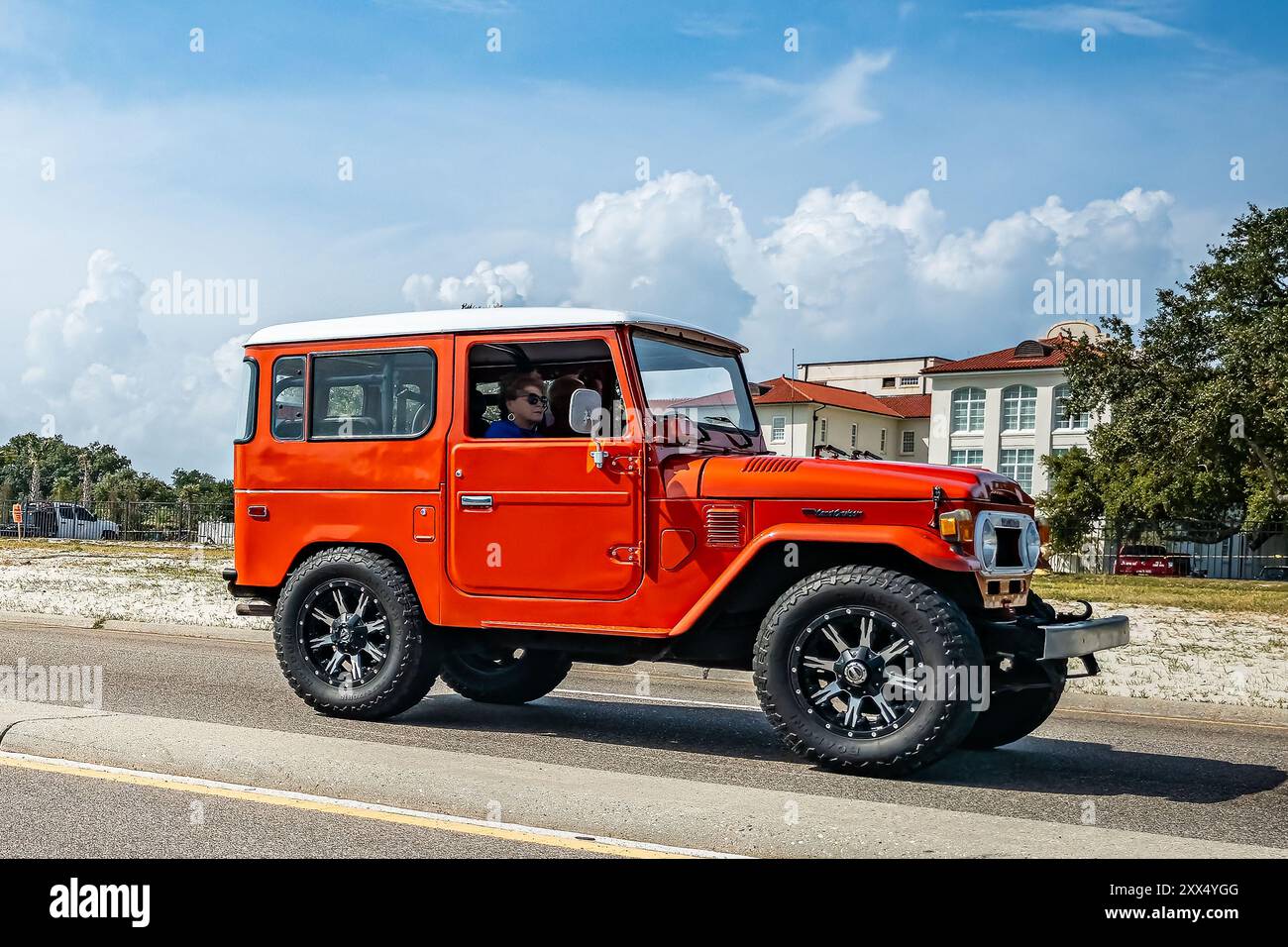 Toyota land cruiser side view hi-res stock photography and images - Alamy