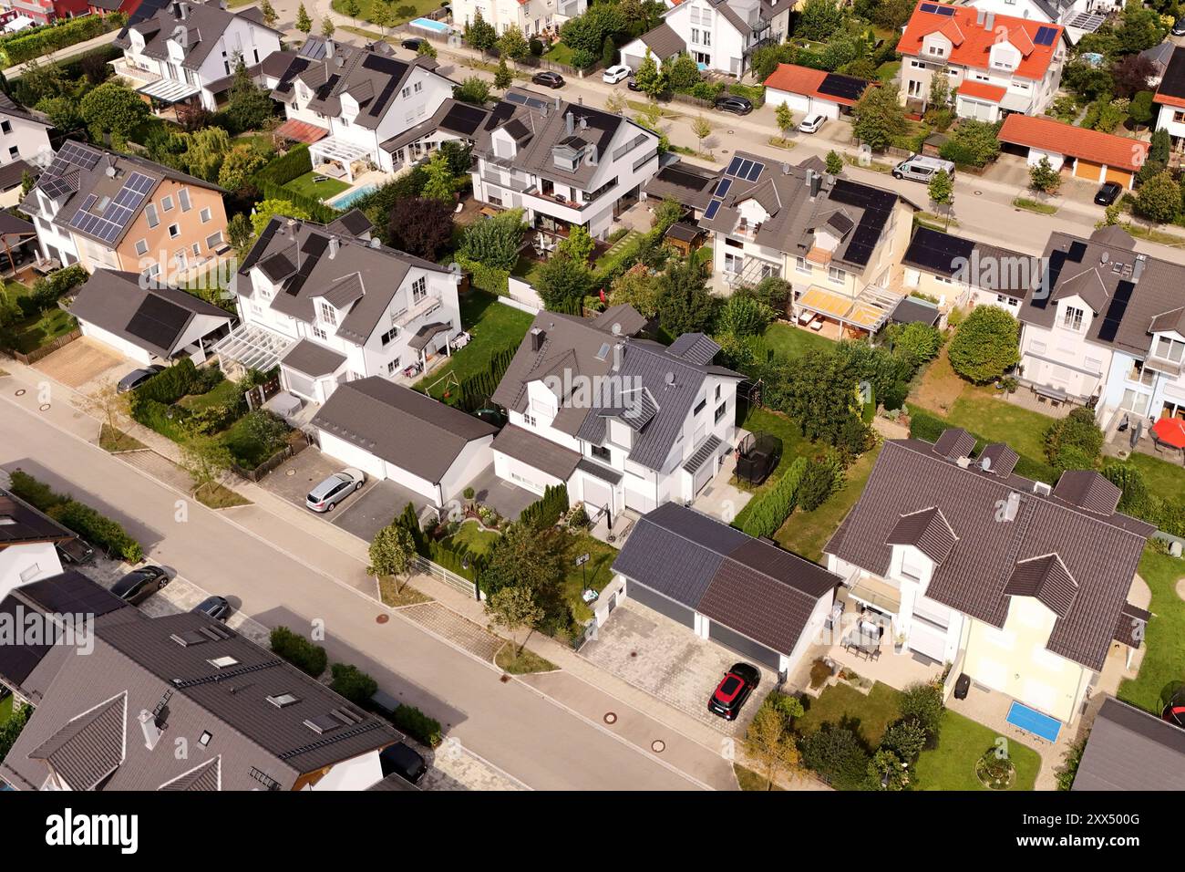 New modern houses in the east of Munich in the municipality of Aschheim ...