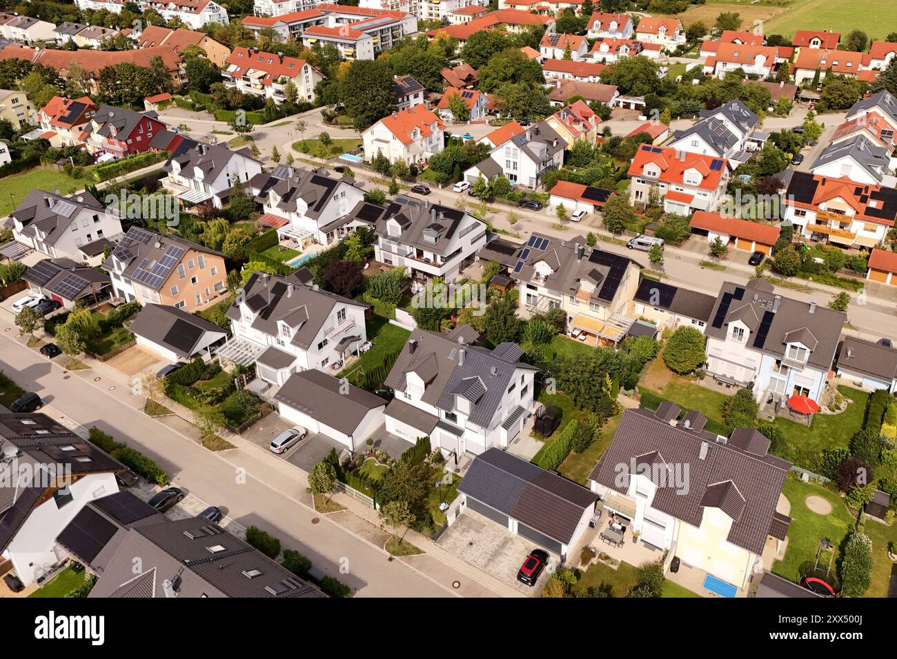 New modern houses in the east of Munich in the municipality of Aschheim ...