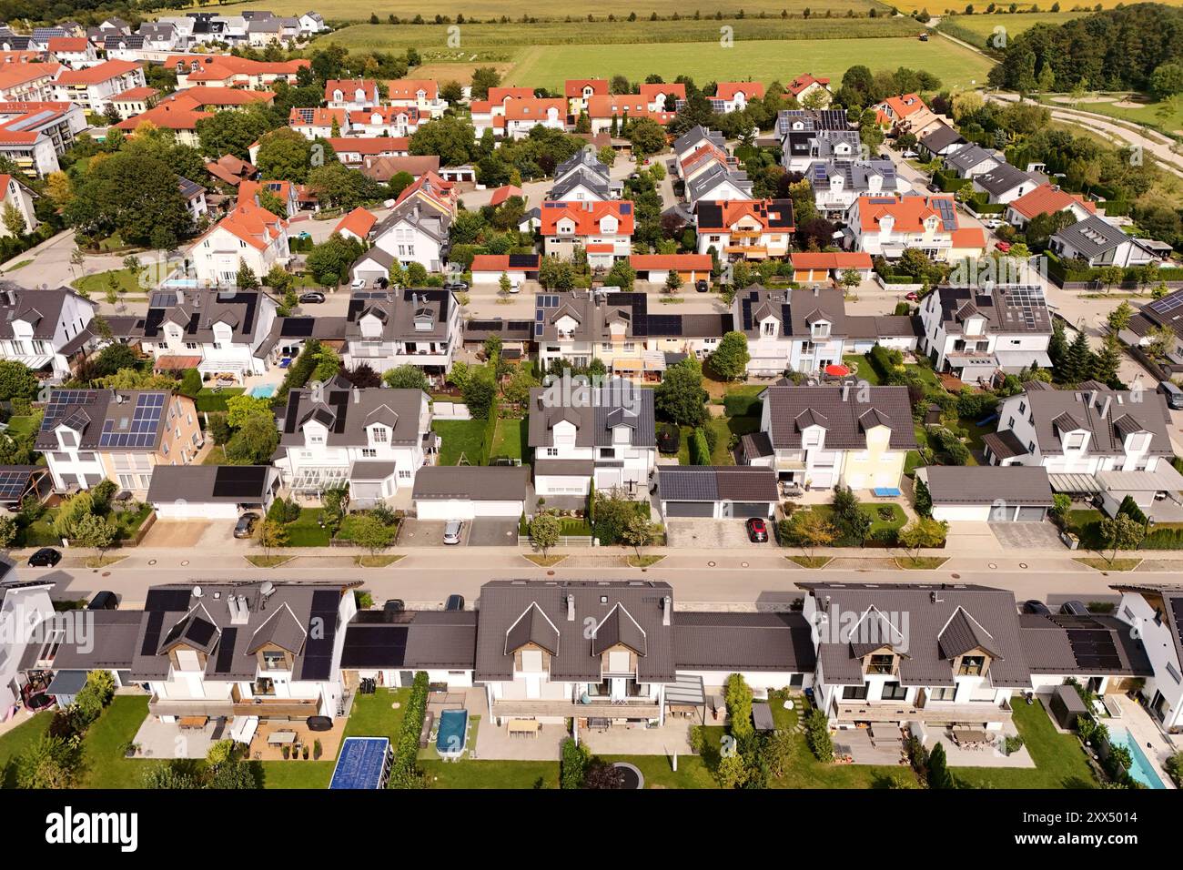 New modern houses in the east of Munich in the municipality of Aschheim ...