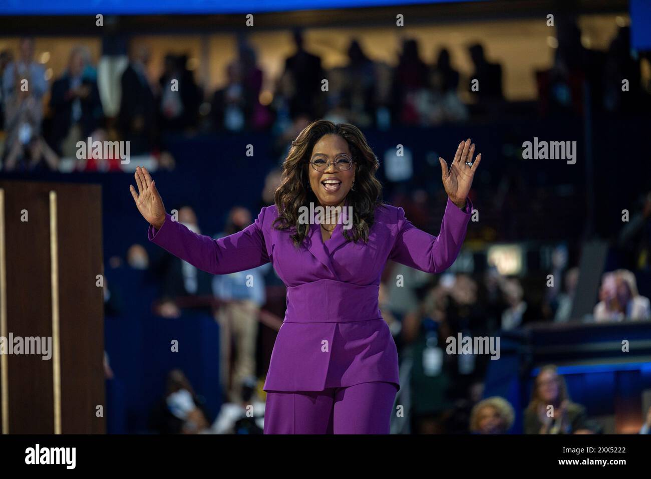 Chicago, Vereinigte Staaten. 21st Aug, 2024. Oprah Winfrey speaks at ...