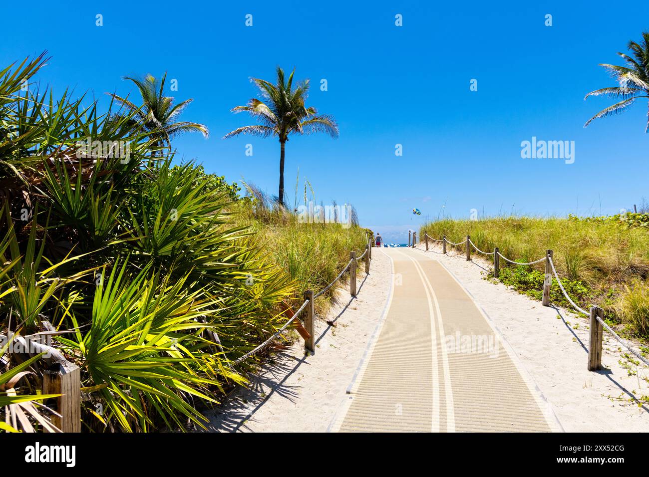 Path to South Beach from the Miami Beach Boardwalk, Florida, USA Stock ...