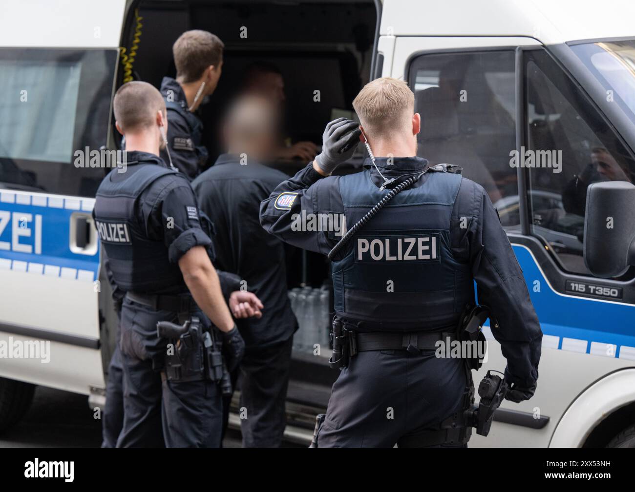 22 August 2024, Hesse, Frankfurt/Main: Police officers conduct an ...