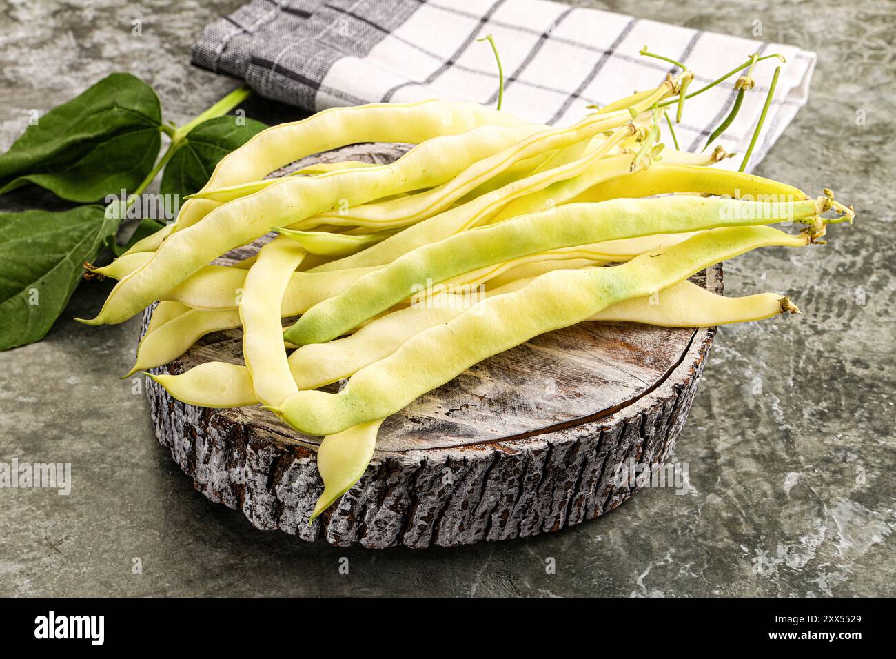 Raw green bean strings heap for cooking Stock Photo - Alamy