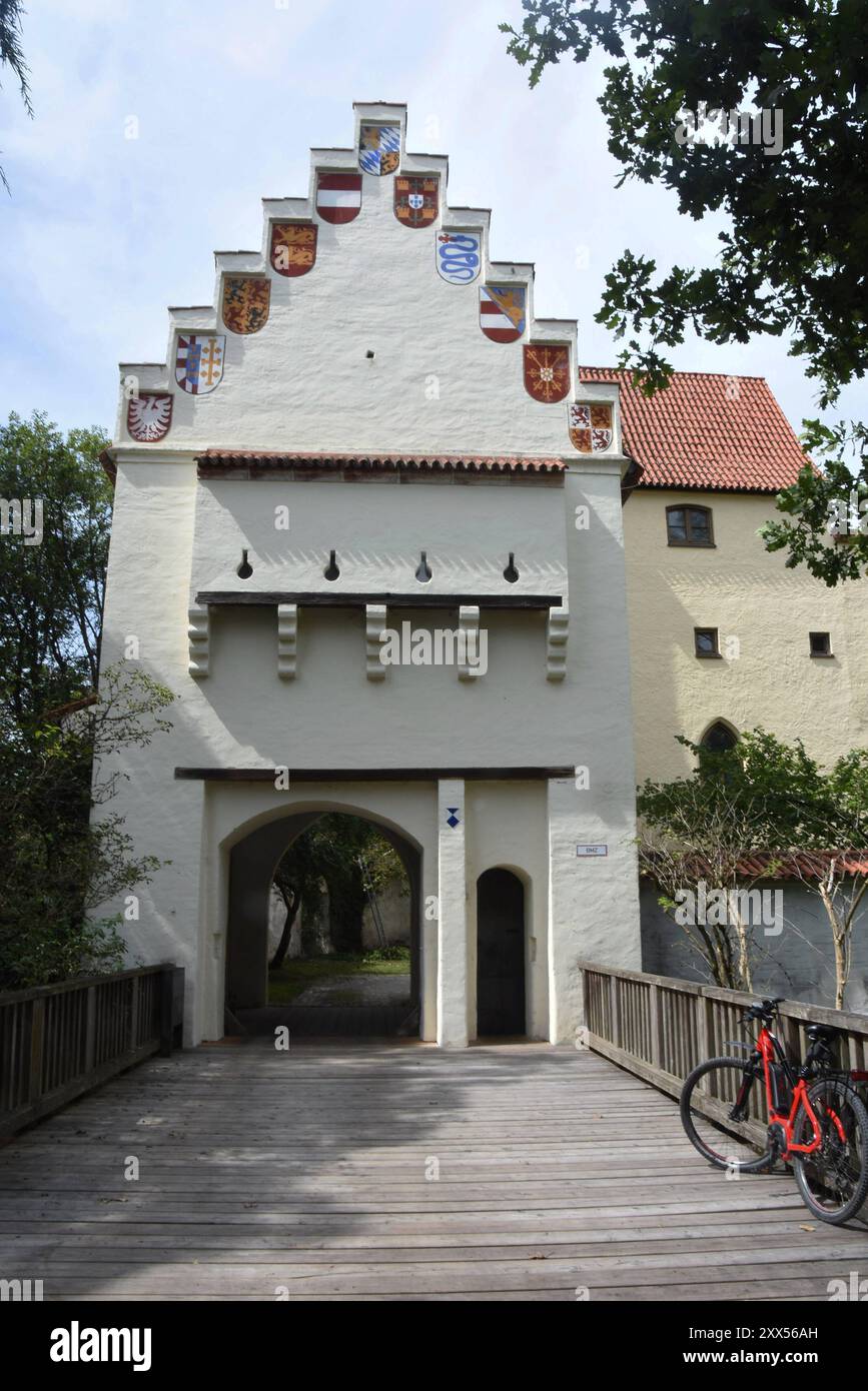 Eingang zur Burg Gruenwald -Symbol Wappen Muenchen Gruenwald 22.08.2024 ...