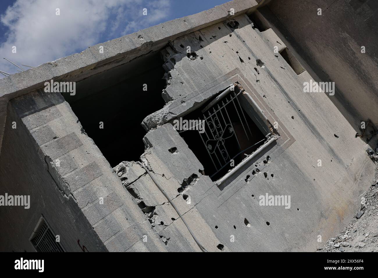 Hanaway, Lebanon. 21st Aug, 2024. General view of a damafed house full ...