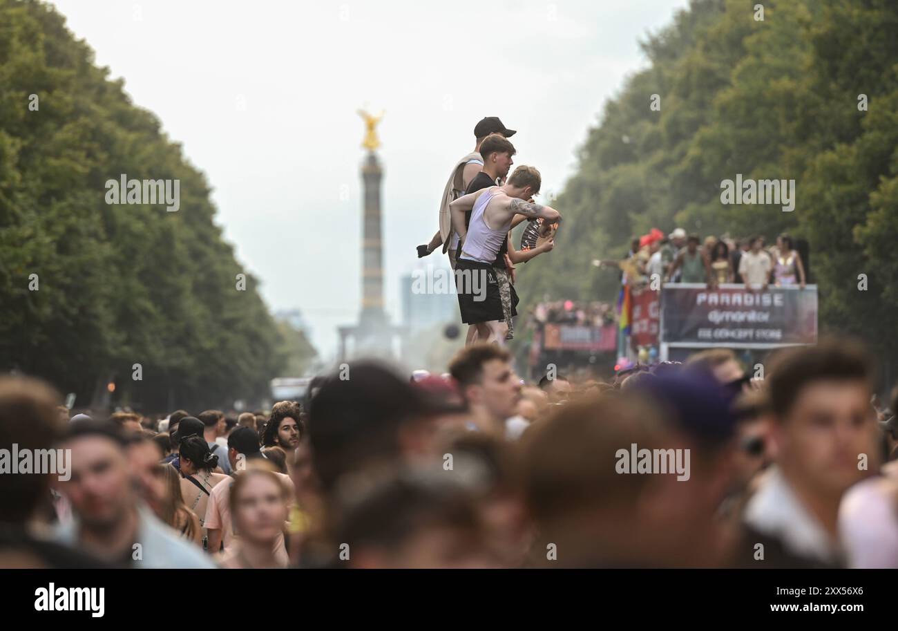 Die Rave The Planet Parade in Berlin. Zwischen Brandenburger Tor und ...
