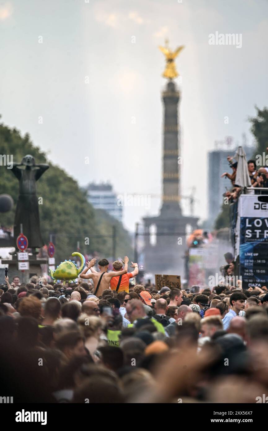 Die Rave The Planet Parade in Berlin. Zwischen Brandenburger Tor und ...