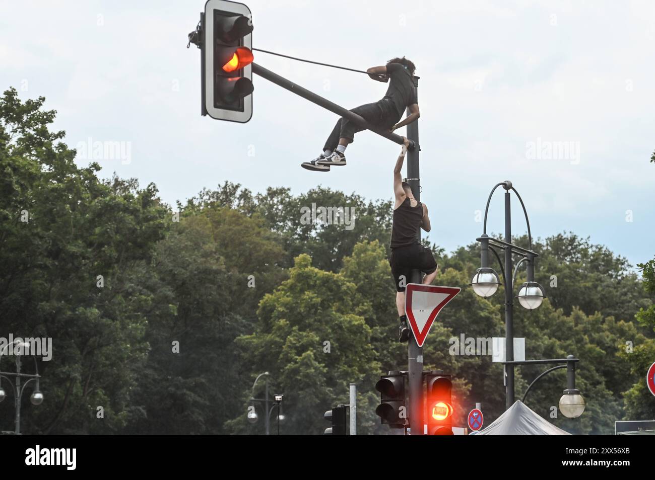 Die Rave The Planet Parade in Berlin. Zwischen Brandenburger Tor und ...