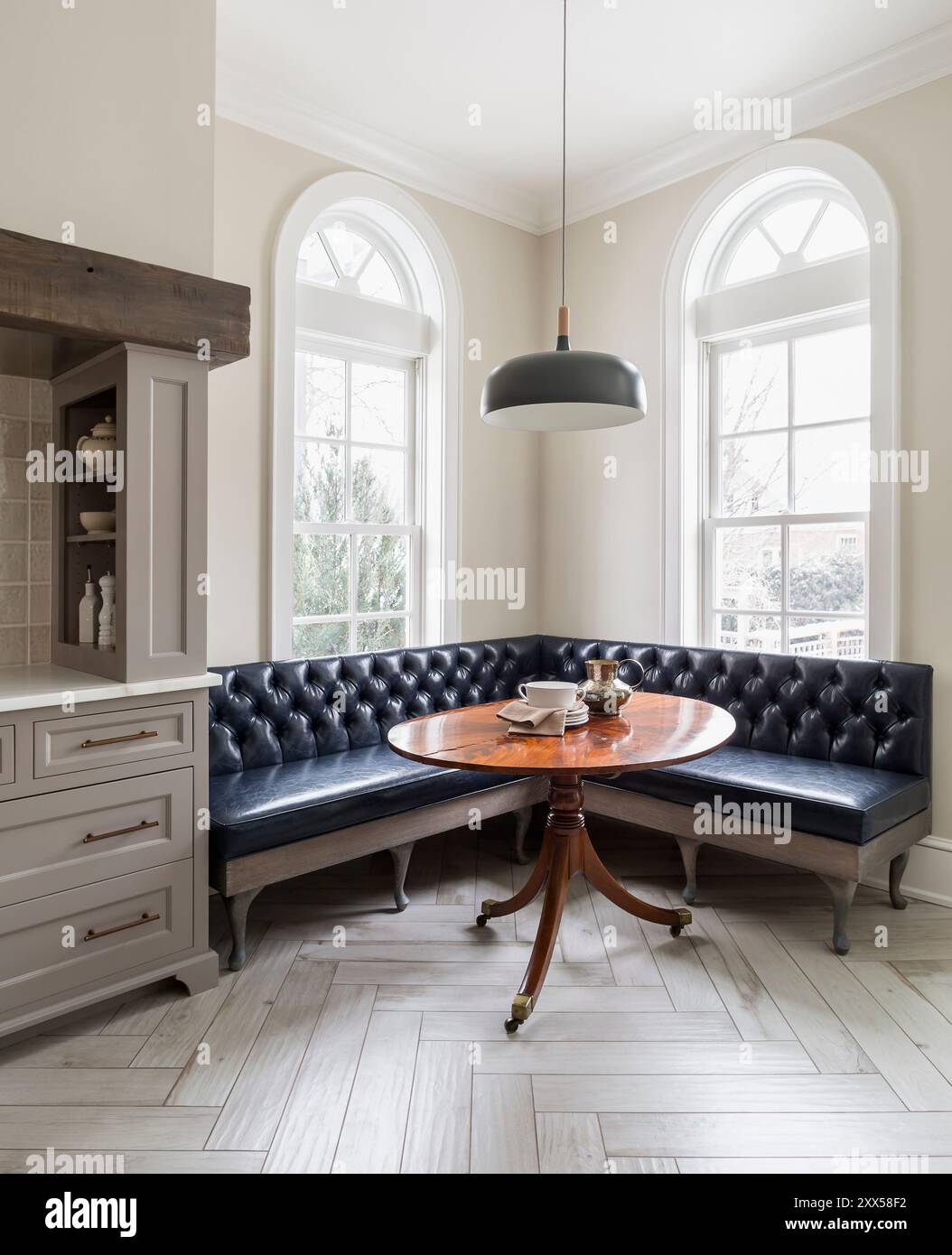 Booth seat in corner with antique table hi-res stock photography and images - Alamy