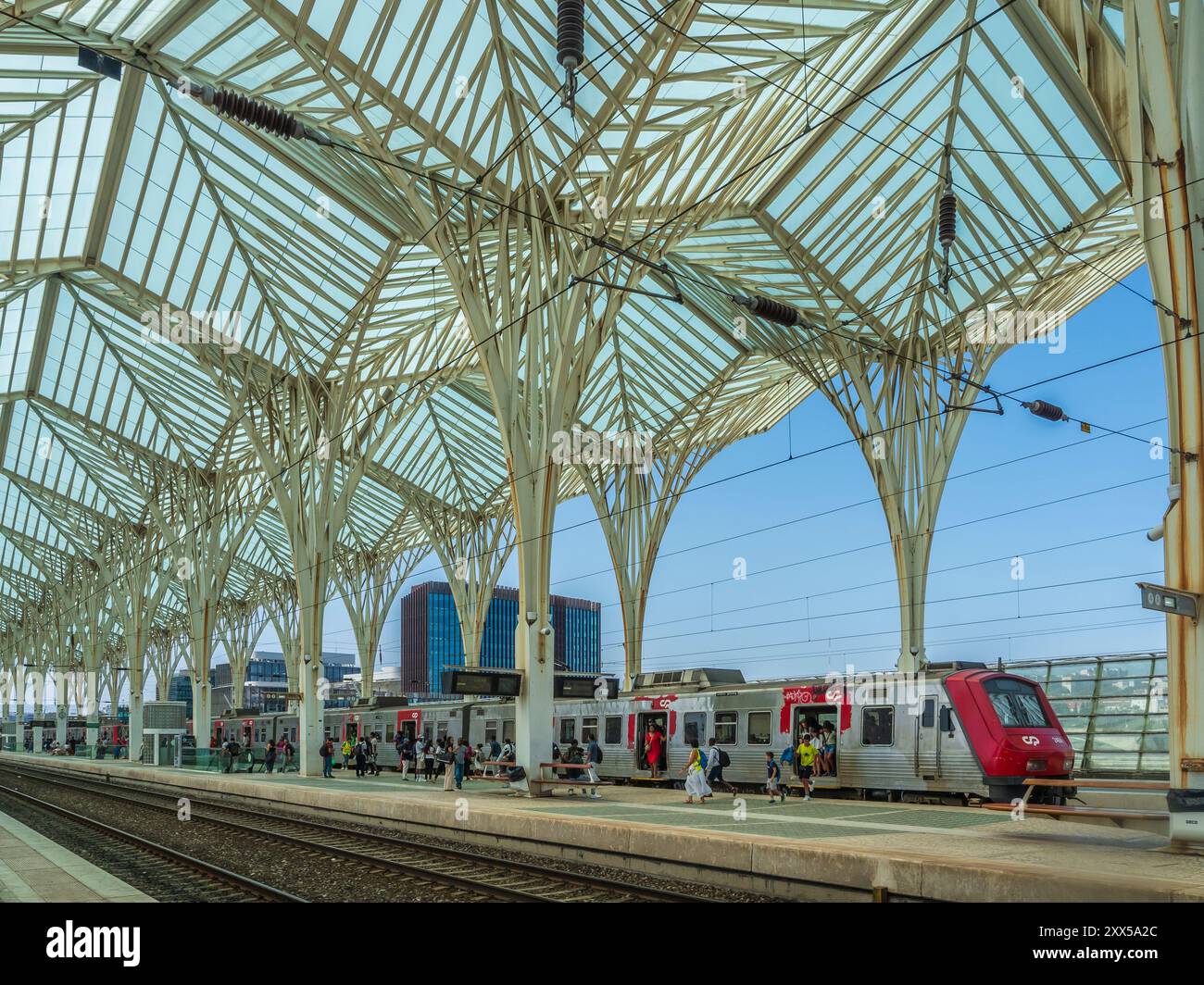 Oriente railway station gare oriente hi-res stock photography and ...