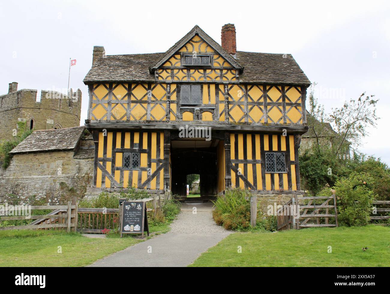 Gatehouse medieval architectural architecture hi-res stock photography ...