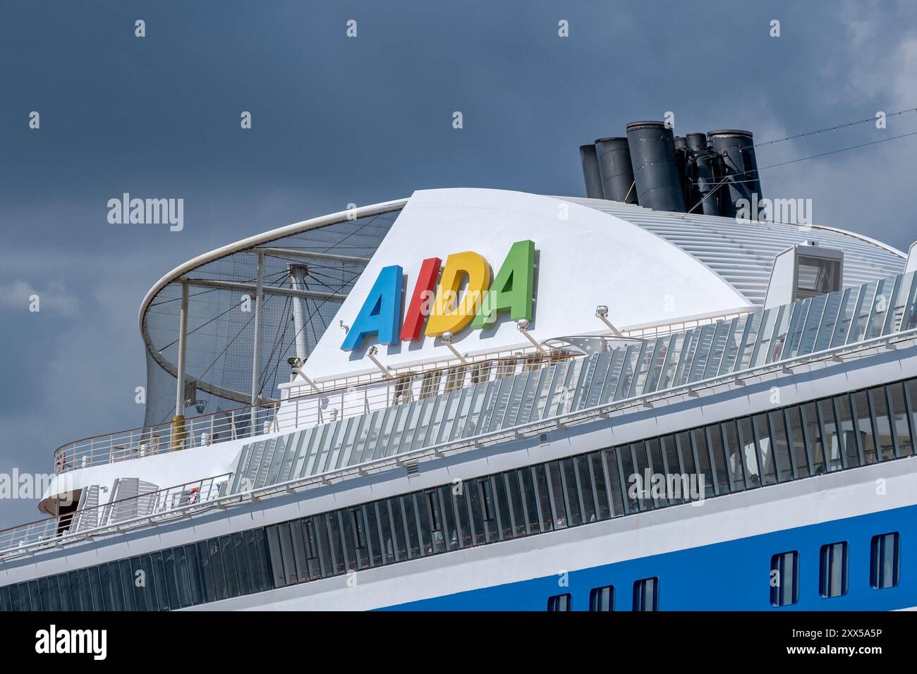 White company lettering on ship hi-res stock photography and images - Alamy