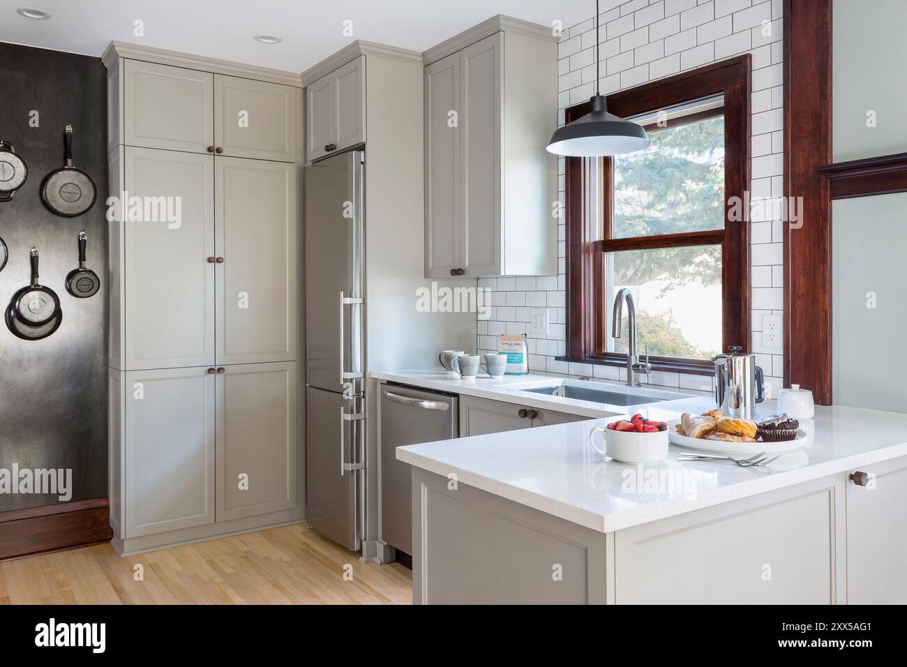 Kraus undermound stainless steel sink hi-res stock photography and ...