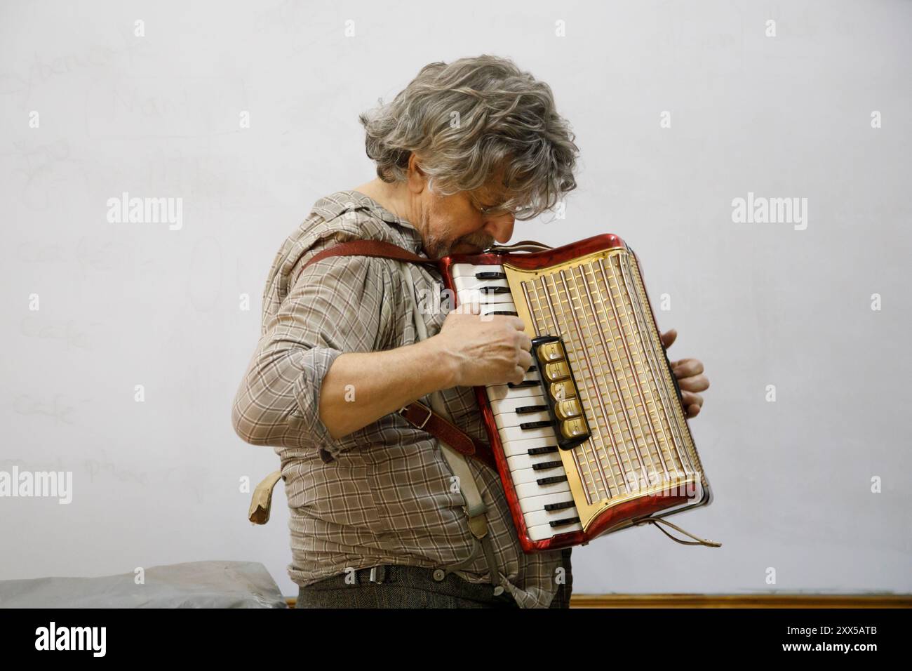 Swiss artist Peter Rinderknecht performs for students at the Alliance ...