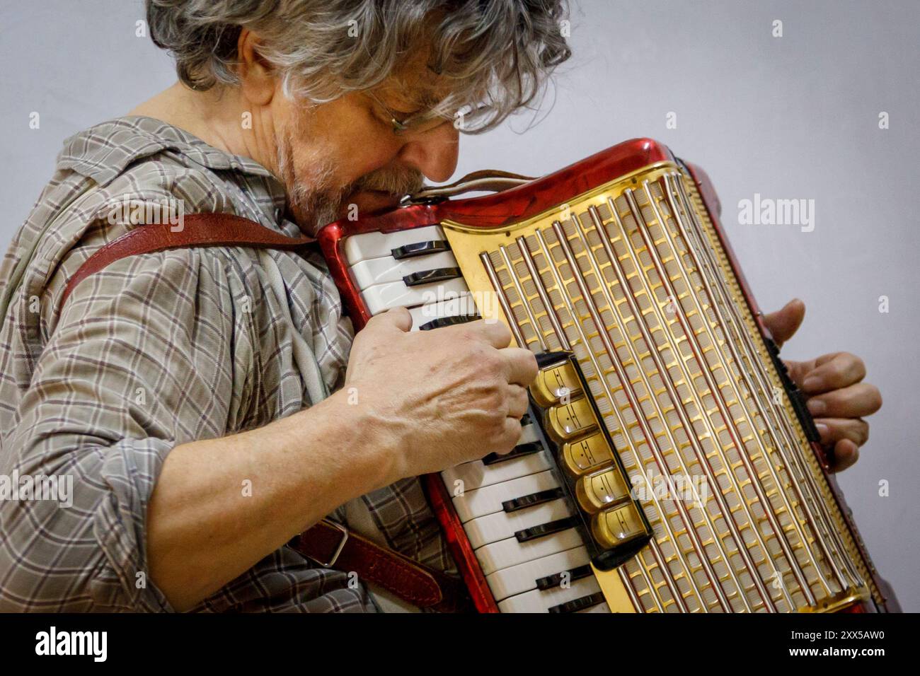 Swiss artist Peter Rinderknecht performs for students at the Alliance ...