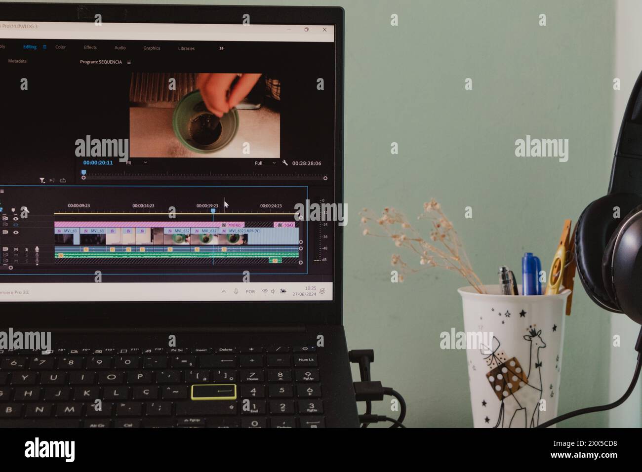 Editing editor hi-res stock photography and images - Alamy