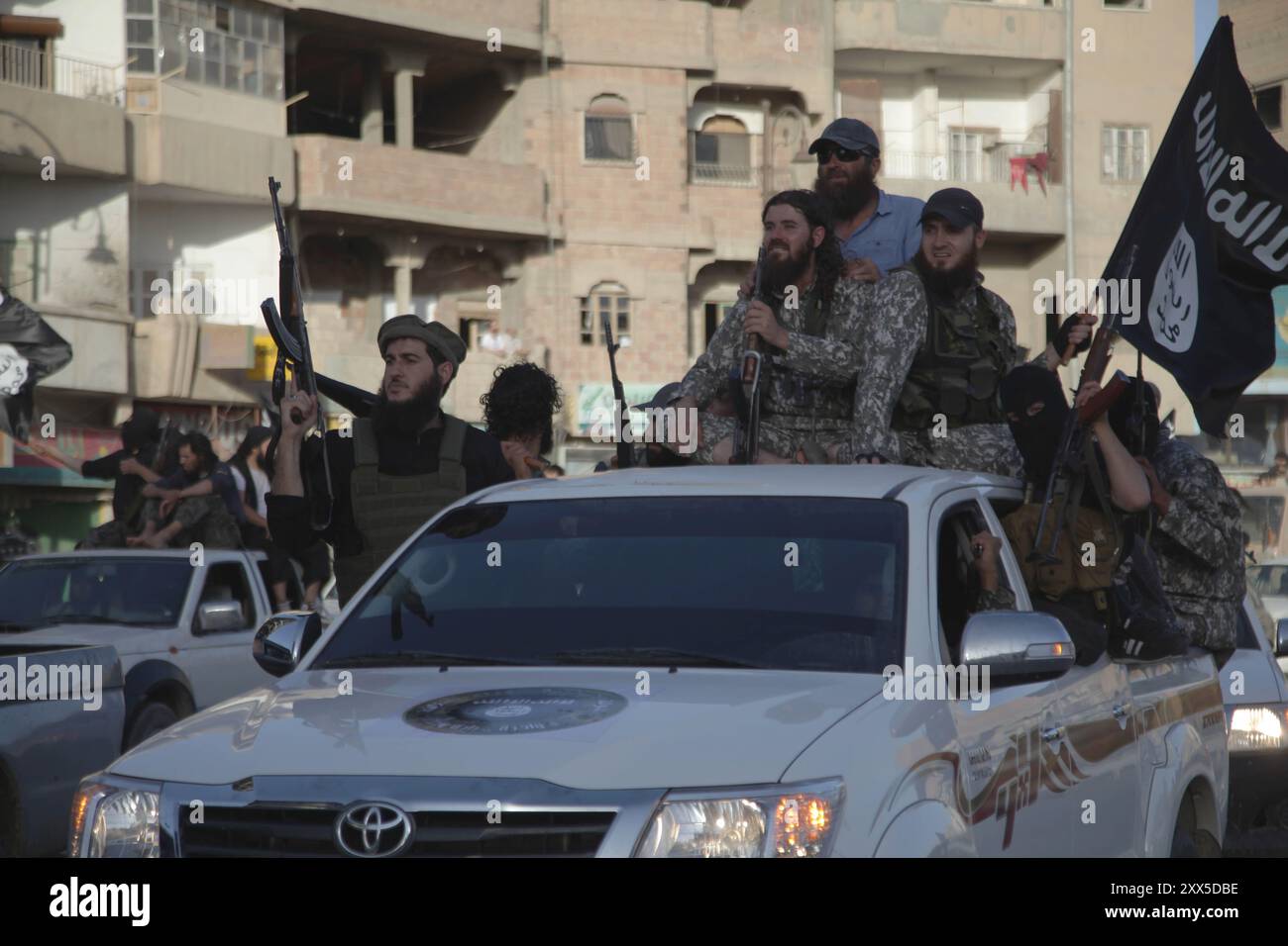 Islamic state fighters weapons hi-res stock photography and images - Alamy