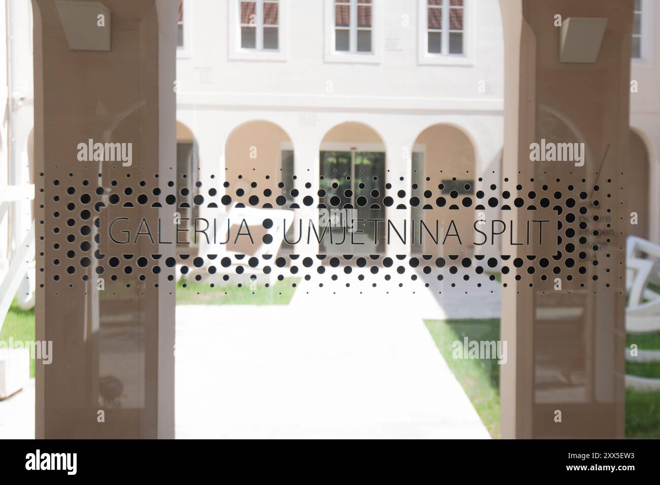 Fine gallery hi-res stock photography and images - Alamy