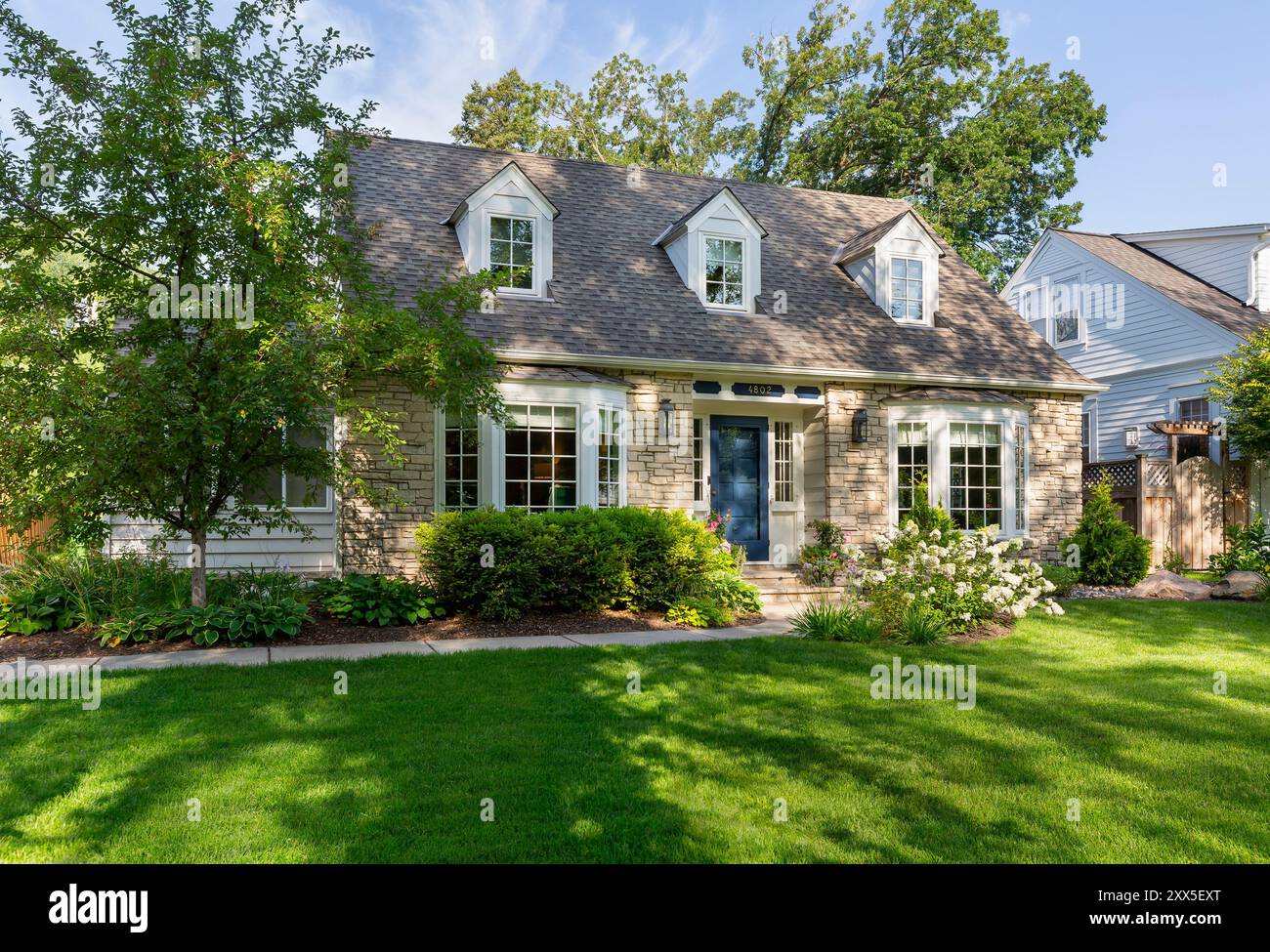 Cape cod style house hi-res stock photography and images - Alamy