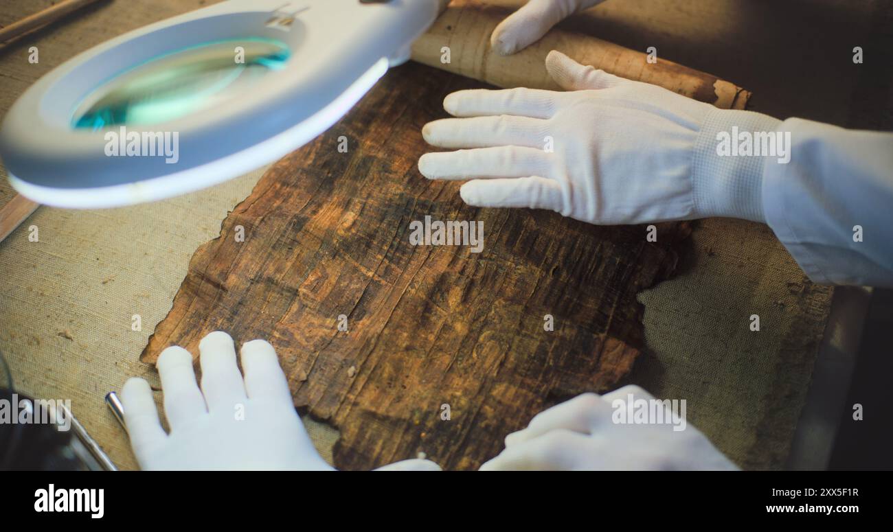 Table of egyptian artifacts hi-res stock photography and images - Alamy