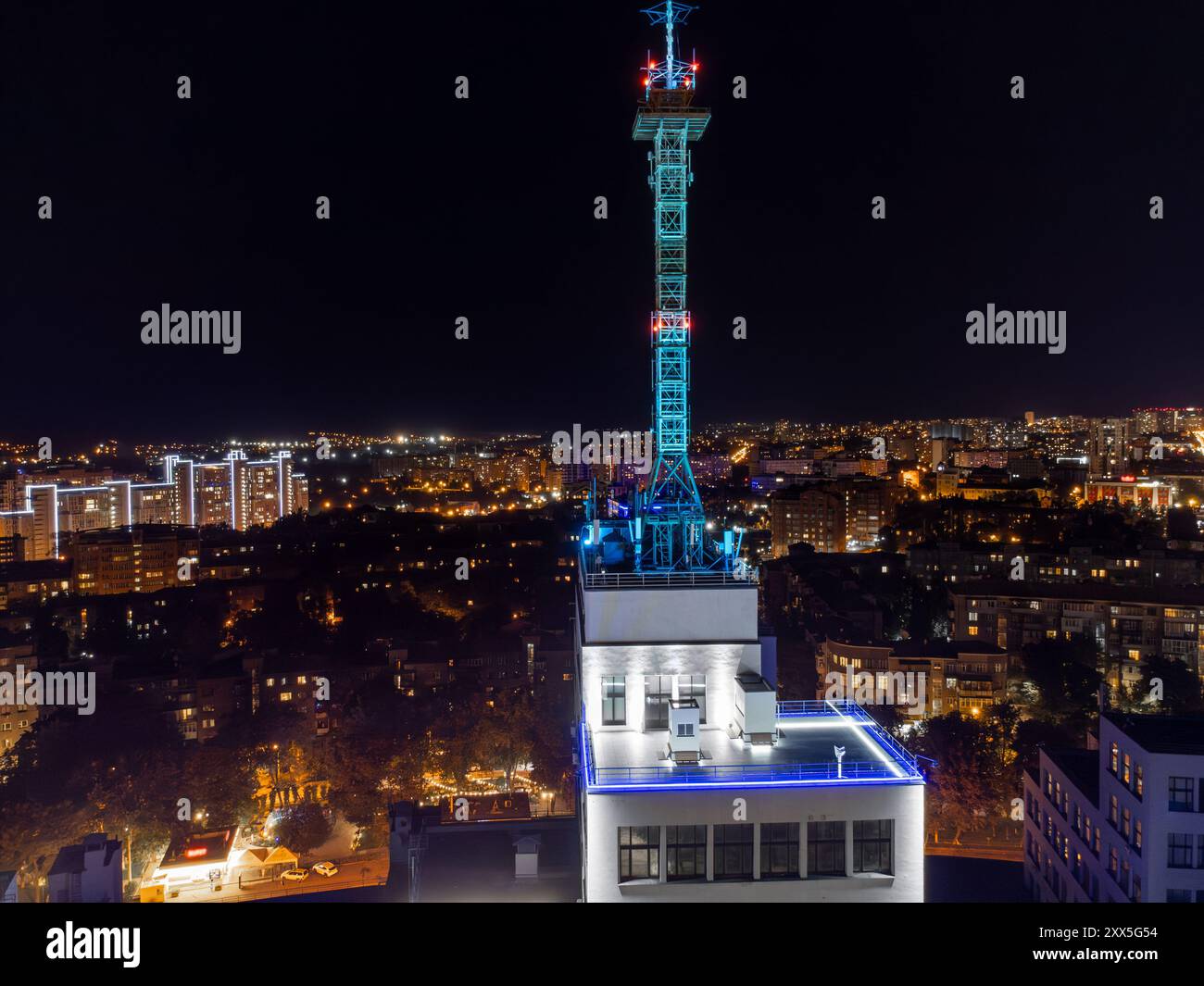 City building rooftop night hi-res stock photography and images - Alamy