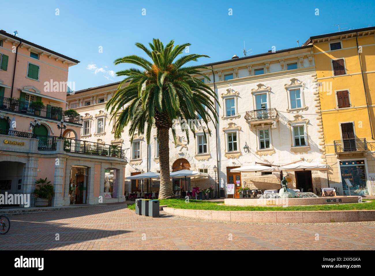 Fountain and palm tree hi-res stock photography and images - Alamy