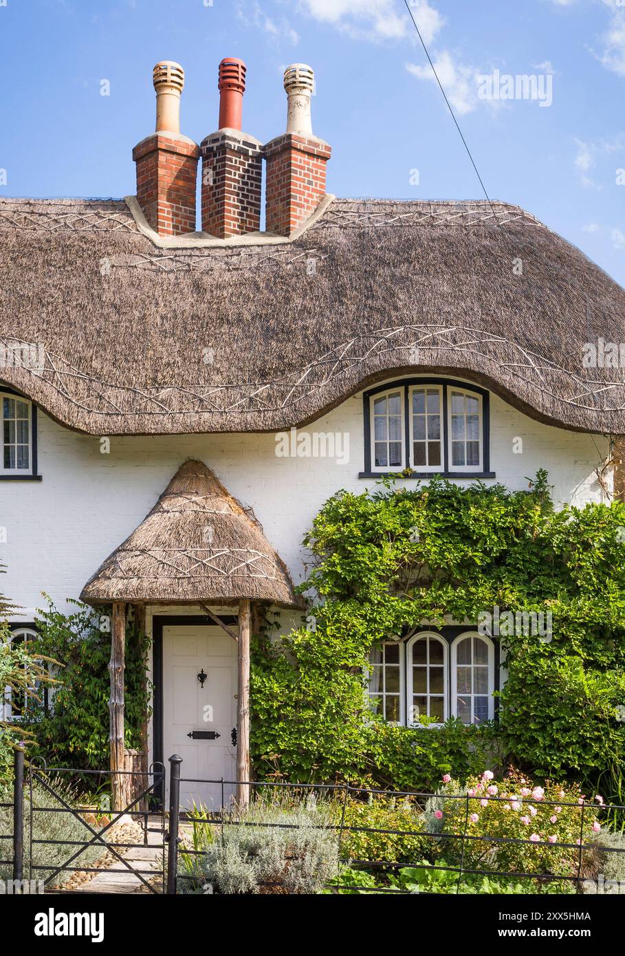 Old thatched cottage in small hi-res stock photography and images - Alamy