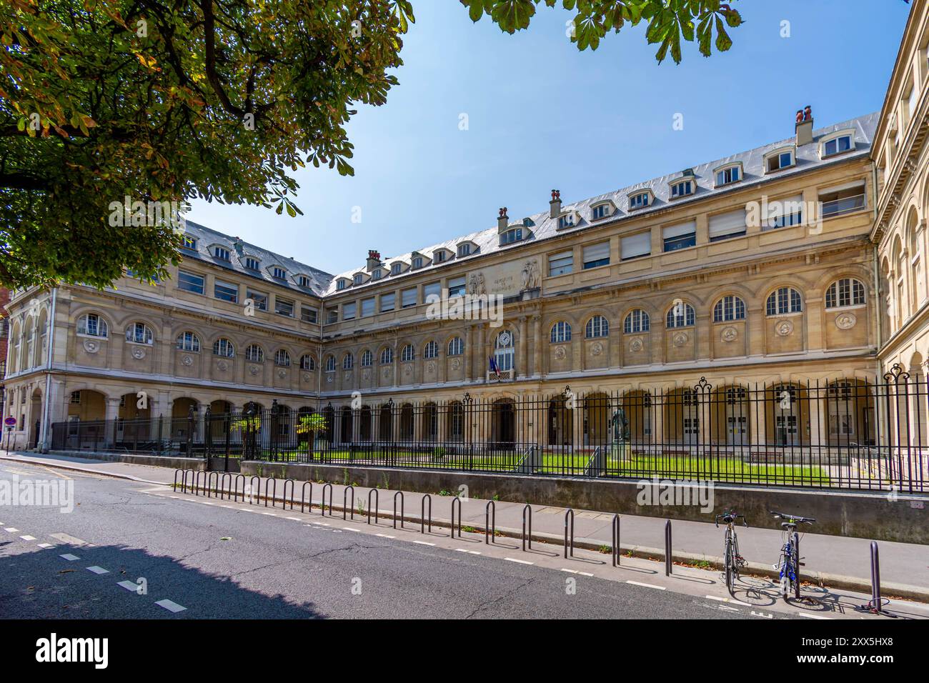 Paris public housing hi-res stock photography and images - Alamy