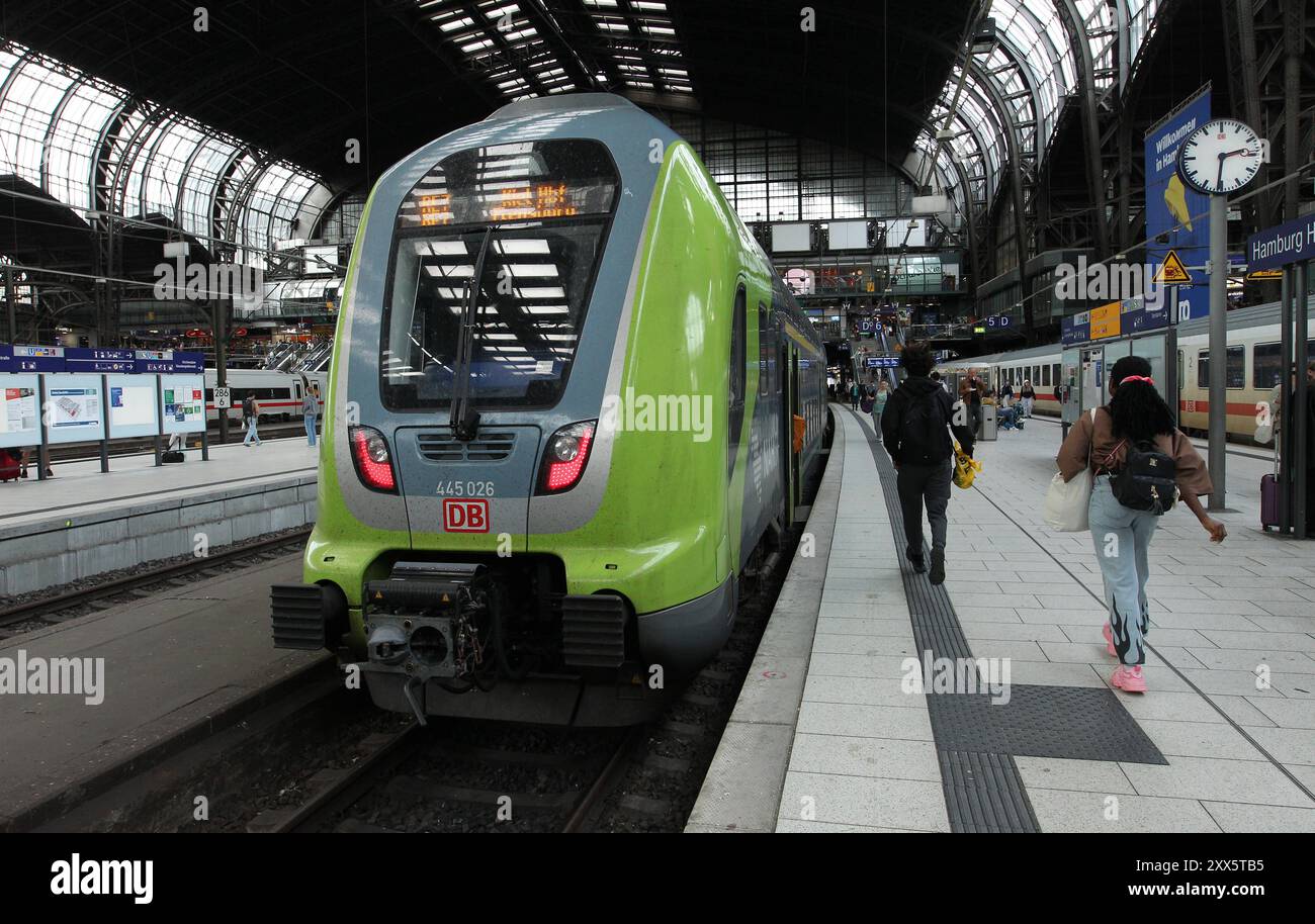 Eine Regionalbahn der Deutschen Bahn in Richtung Kiel Hauptbahnhof ...