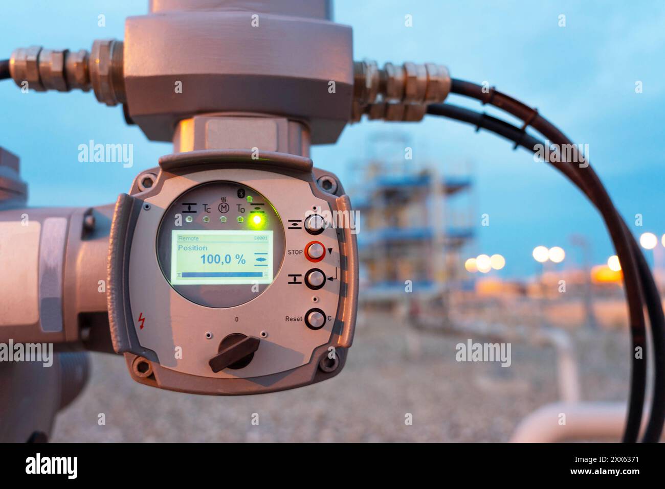 Electric drive screen with indication of the valve status in the open ...