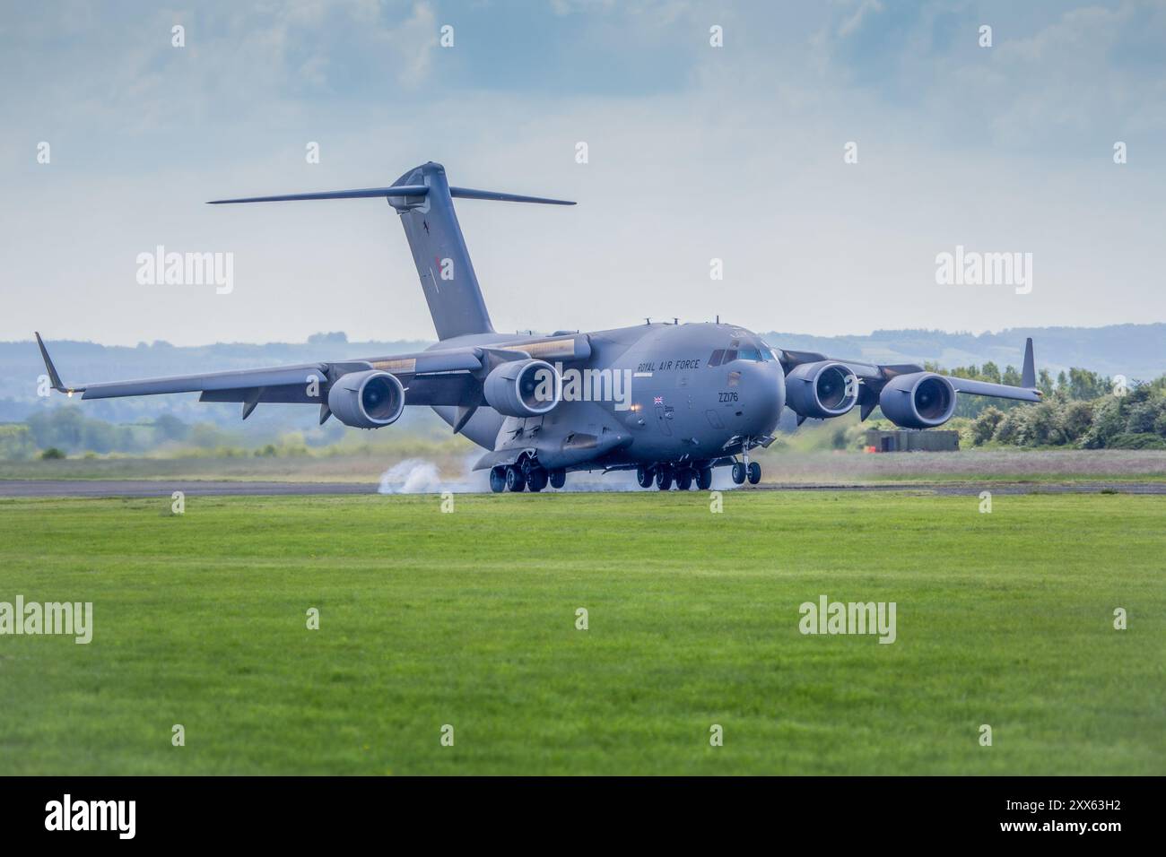 Royal Air Force Boeing C17 Globemaster landing at Abingdon Airshow ...