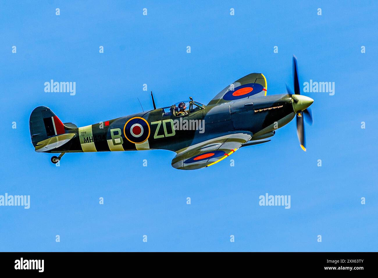 Supermarine Spitfire flying at Duxford Airshow Stock Photo - Alamy