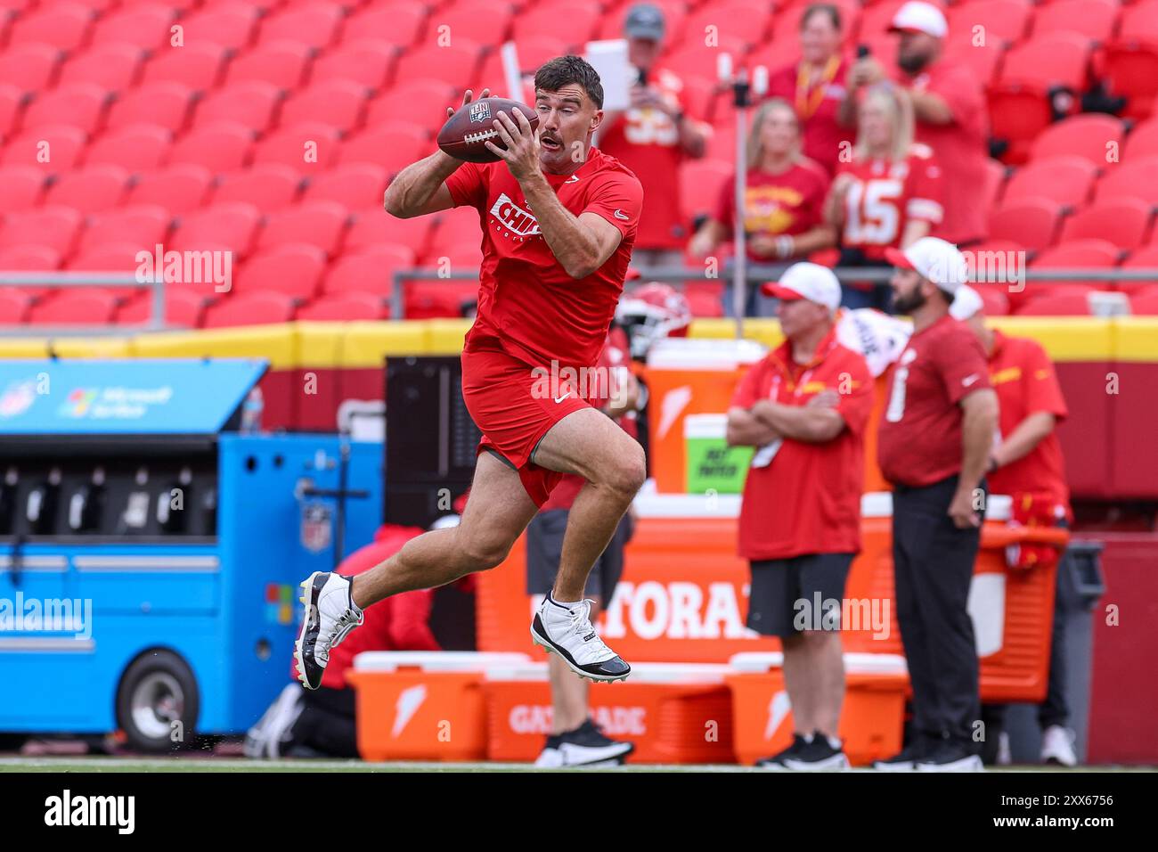 August 22, 2024: Kansas City Chiefs tight end Travis Kelce (87) warms ...